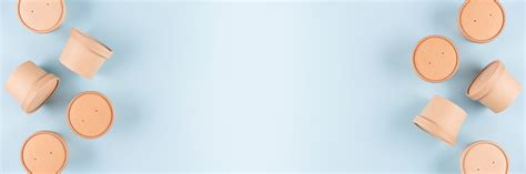 에코 종이 식품 용기가있는 배너 테이크 아웃 수프 또는 아이스크림 용기 복사 공간 모형 이미지가있는 연한 파란색 배경 위에