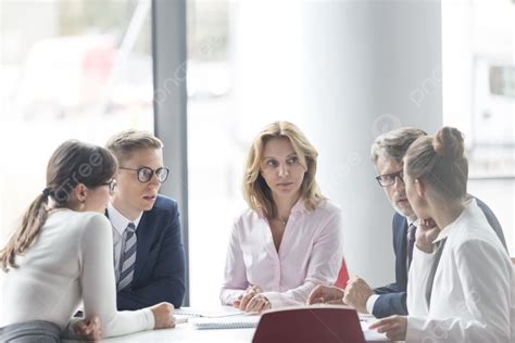 회의 중 사무실 로비에 있는 테이블에 앉아 토론하는 비즈니스 동료 사진 배경 및 무료 다운로드를위한 그림 Pngtree