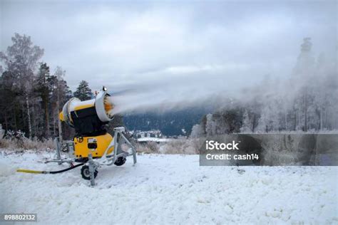 겨울 산에서 인공 눈의 생산을 위한 기계 총 스키 활동에 대 한 준비 겨울에 대한 스톡 사진 및 기타 이미지 겨울 겨울 스포츠 계절 Istock