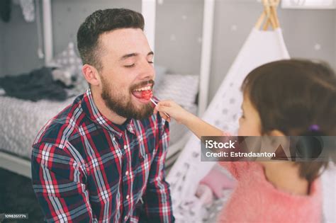 귀여운 작은 딸 하 고 어린이 방에 함께 연주 그녀의 잘생긴 젊은 아빠 후쿠오카현 Dady와 아이 시간을 보내고 함께 침실 바닥에 앉아있는 동안 가족에 대한 스톡 사진 및