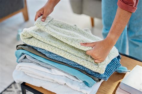 세탁 집안일 옷을 입은 여자의 손 집의 거실 테이블에서 접고 분류 하우스 키핑 집안일 서비스 및 위에서 세탁한 옷으로 가정 청소기 빨래에 대한 스톡 사진 및 기타 이미지