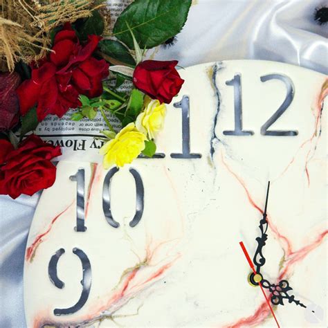 کمدا قیمت و خرید ساعت دیواری رزینی رنگ سفید و مرجانی سایز قطر 40 سان