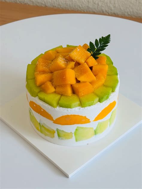 대전수제케이크전문점과일한가득 이 과일도 좋고 저 과일도 좋고 선택하기 힘드셨죠😉 과일한가득에서 반반 케이크를 준비해보았습니다🎉🎉 첫 번째로 여름을 대표하는 망고와