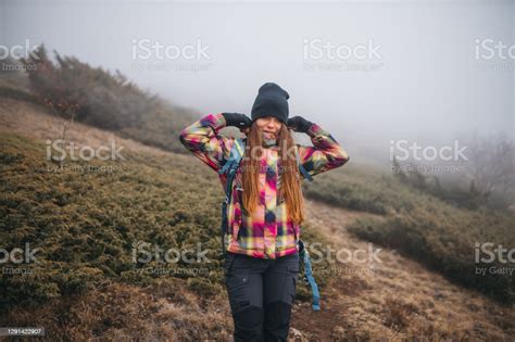 배낭 모험 건강한 활동적인 라이프 스타일 야외산에서 혼자 하이킹하는 여성 관광 25 29세에 대한 스톡 사진 및 기타 이미지 25 29세 건강한 생활방식 걷기
