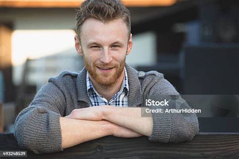 잘생긴 남자의 인물 사진 미소 짓는 젊은 남자가 야외에서 남자에 대한 스톡 사진 및 기타 이미지 남자 만족 목재 재료 Istock