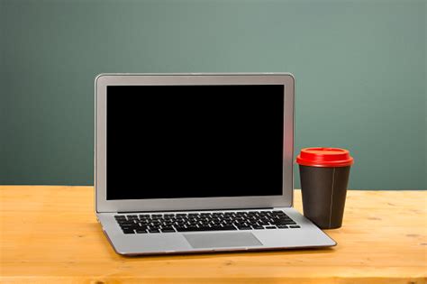 제품 디스플레이를 위한 빈 화면이 있는 노트북과 나무 테이블과 일반 벽에 커피 한 잔이 있습니다 Mockup 0명에 대한 스톡 사진 및 기타 이미지 Istock