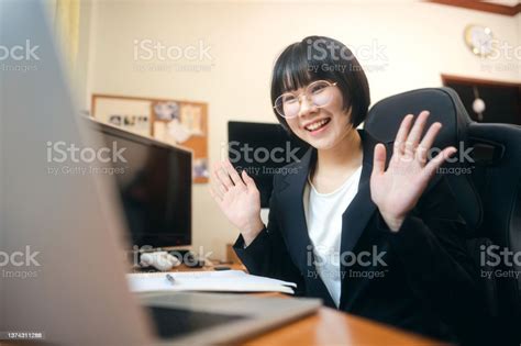 젊은 성인 아시아 여자 는 하루에 집에서 화상 통화 작업에 대 한 노트북 컴퓨터를 사용 하 여 20 24세에 대한 스톡 사진 및 기타 이미지 Istock