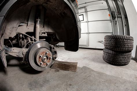 근접 촬영의 수리를 위해 차량의 디스크 브레이크입니다 0명에 대한 스톡 사진 및 기타 이미지 0명 강철 그런지 이미지 기법 Istock