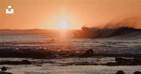 바다에서 파도 위에서 서핑 보드를 타는 사람 사진 Unsplash의 무료 물 이미지