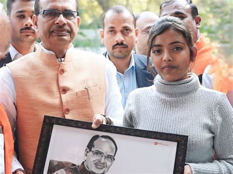 Niece Presented Pencil Sketch To Uncle भांजी ने मामा को भेंट की पेंसिल स्केच पूर्व