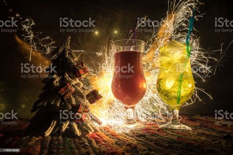 배경에 창조적 인 새해 휴일 아트 워크 장식과 다른 맛있는 칵테일 유리에 다채로운 칵테일 파티 클럽 엔터테인먼트 공간을 복사합니다 과일에 대한 스톡 사진 및 기타 이미지