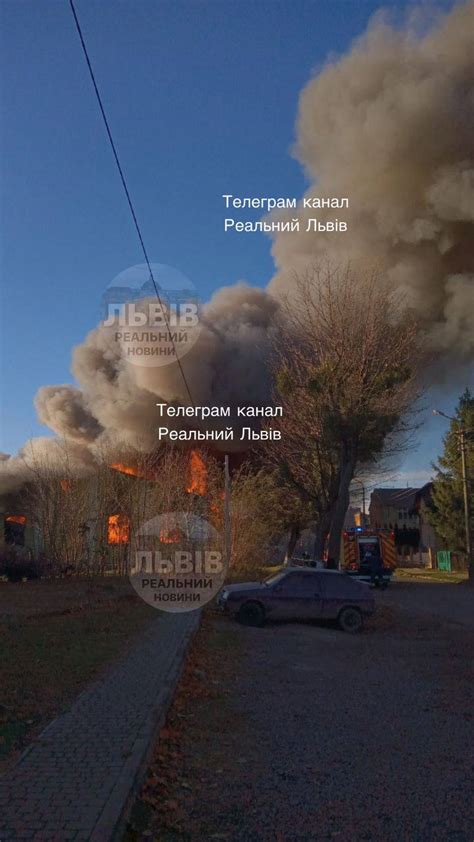 На Львівщині виникла масштабна пожежа палає тенісний корт