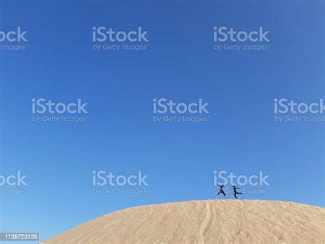 맑고 푸른 하늘을 배경으로 사막에서 모래 언덕 위로 점프하는 소년들의 낮은 각도 보기 우정에 대한 스톡 사진 및 기타 이미지 우정 10 11세 12 13세 Istock