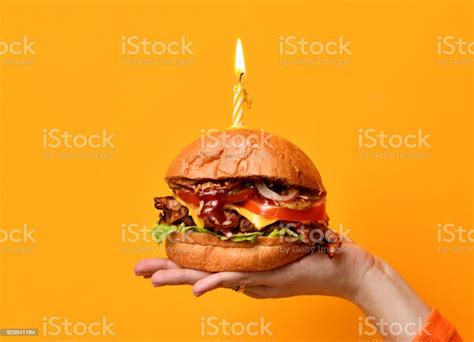 여자 손 큰 햄버거 쇠고기 바베 큐 샌드위치 누른 노란색에 생일 파티를 위해 촛불을 조명 햄버거 류에 대한 스톡 사진 및 기타 이미지 햄버거 류 생일 촛불 조명 장비