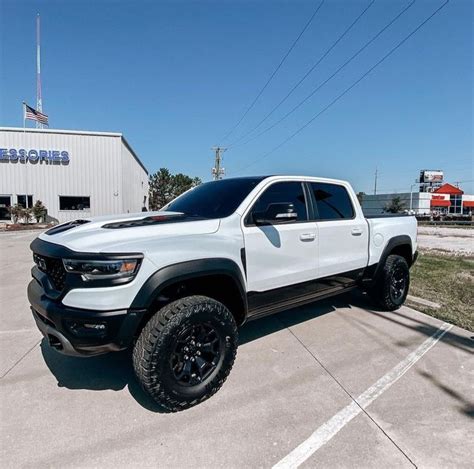 Camioneta Blanca Estacionada Frente A Un Edificio Chevy Trx Dream Cars