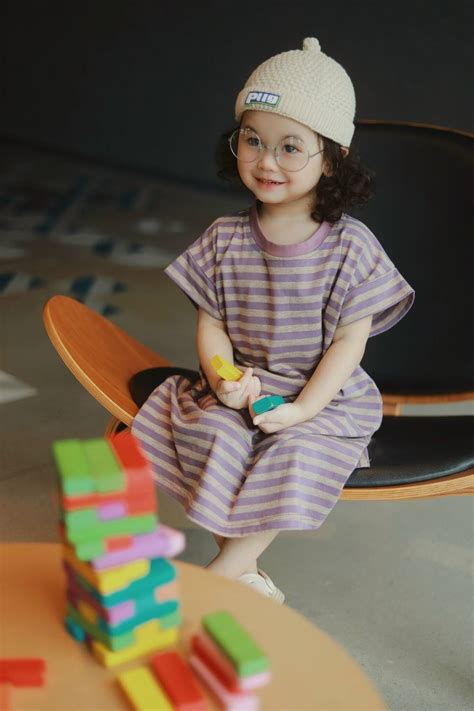가족 귀여운 나타내는 노는 시간 미소 베트남 베트남 소녀 보라색 부드러운 조명 비니 빌딩 블록 사람