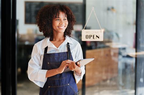 스타트 업 성공 중소기업 소유자 Sme 뷰티 걸은 커피 숍 레스토랑 아시아 황갈색 여성 바리 스타 카페 소유자 기업가 판매자 비즈니스 개념에서 태블릿을 들고 서 있습니다