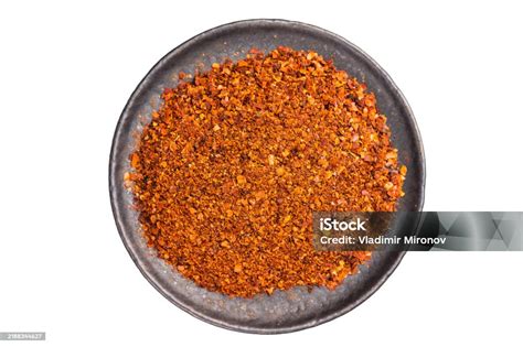 칠리 페퍼와 파프리카 레드 플레이크는 흰색 배경에 격리 된 그릇에 있습니다 상의 View 가루로 빻은에 대한 스톡 사진 및 기타 이미지 가루로 빻은 건조한 드레싱