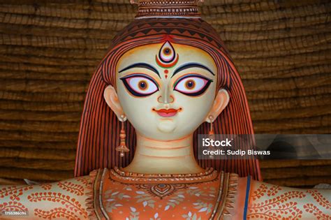 인도 서벵골주 콜카타에 있는 장식된 푸자 판달에서 여신 Devi Durga의 우상 Durga Puja는 전 세계적으로 기념되는 힌두교의 유명하고 주요 종교 축제입니다