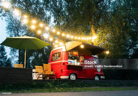 황량한 야간 공원에 서있는 조명이있는 빈 작은 거리 음식 트랙 음식 트레일러 근처에는 접이식 테이블과 의자가 있습니다 푸드 트럭에 대한 스톡 사진 및 기타 이미지 Istock