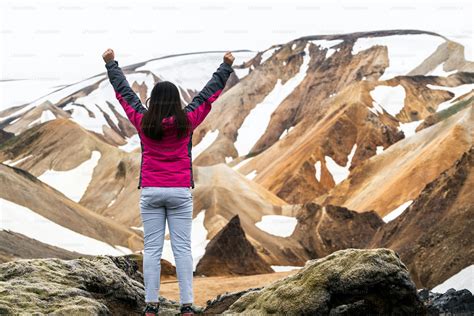 아이슬란드 북유럽 유럽의 고원에 있는 란드만날뢰이가르landmannalaugar의 초현실적인 자연 풍경에서 하이킹을 즐기는 여행자 여름 트레킹 모험과 야외 산책으로
