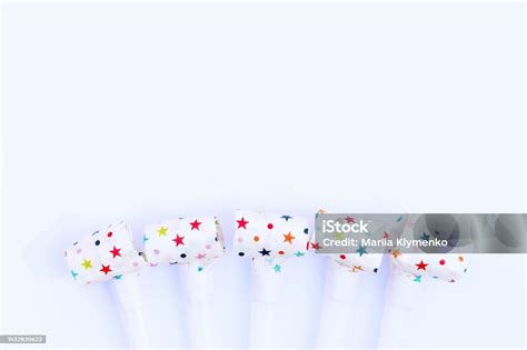 축제 파이프와 뿔 생일 새해 또는 기타 휴일을위한 엽서 또는 배너에 대한 배경 새해에 대한 스톡 사진 및 기타 이미지 새해 파티용 뿔피리 흰색 배경 Istock