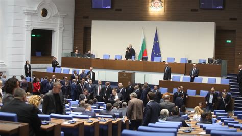 Напрежение в парламента депутати окупираха трубината Nova Bg
