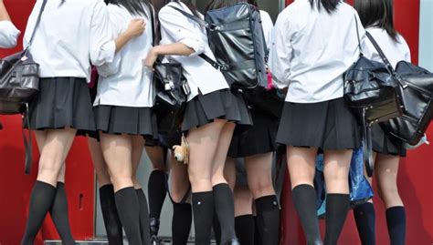 日本女生校服裙子低到漏 屁 股了