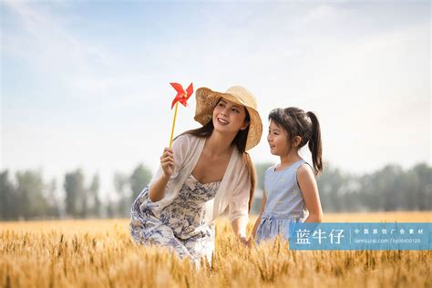 快乐的母女俩在麦田里玩耍 蓝牛仔影像 中国原创广告影像素材