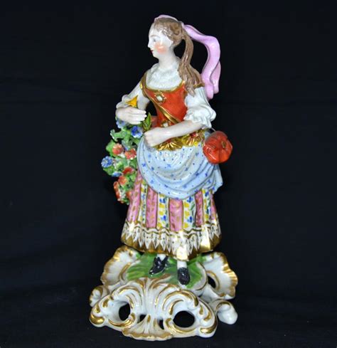 Порцелянова статуетка дама з квіткою англія — ціна 24000 грн у каталозі Статуетки Купити