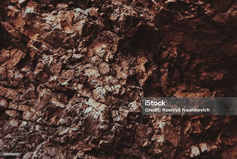 갈색 질감 돌 배경 바위 질감 그런 지 거친 구조 추상적인 질감 균열이있는 바위 표면 바위 더미 페인트 반점 벽 벽 대리석 0명에 대한 스톡 사진 및 기타 이미지 Istock