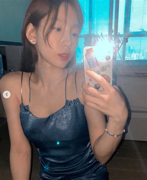 泰妍晒自拍发丝微乱慵懒迷人 穿吊带裙秀香肩锁骨 搜狐大视野 搜狐新闻