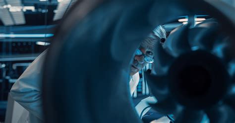 미래형 터빈 모터로 프로젝트를 진행하는 추력 엔진 엔지니어 과학 기술 실험실에서 노트북 컴퓨터와 함께 서 있는 과학 교수 미래형