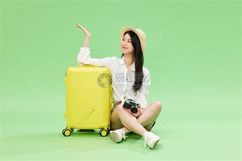 坐在行李箱旁的少女高清图片下载 正版图片507699251 摄图网