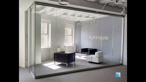 งานผนังกระจกนิรภัย กระจกนิรภัยเทมเปอร์ ความหนา 10 มม ประตูบานเลื่อนพร้อมอุปกรณ์ Room With