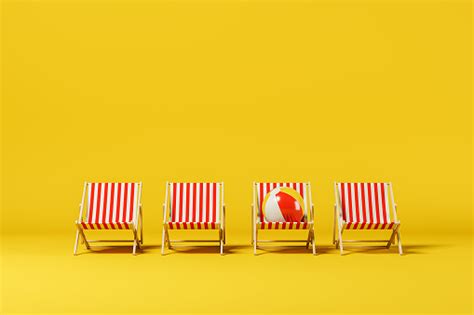 노란색 배경에 줄무늬 데크 의자 비치 볼 해변에서 여름 방학 이나 휴가의 개념 3d 렌더링 갑판 의자에 대한 스톡 사진 및 기타