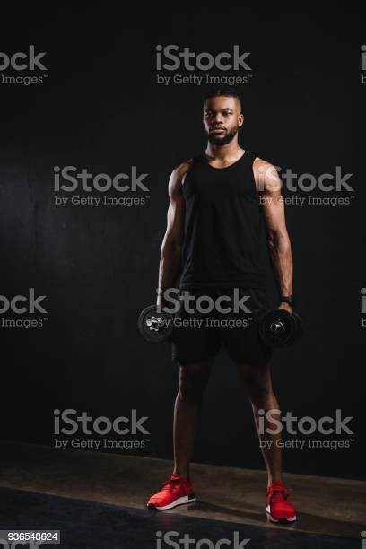 블랙에 아령을 들고 젊은 근육 아프리카계 미국인 운동가의 전체 길이 보기 건강한 생활방식에 대한 스톡 사진 및 기타 이미지 건강한 생활방식 검정색 배경 근육 Istock