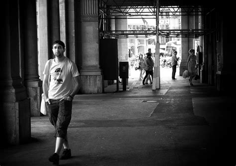 무료 이미지 빛 검정색과 흰색 사람들 도로 화이트 사진술 도시의 어둠 검은 단색화 Bw 솔직한 하부 구조 스위스 스냅 사진 거리 미술