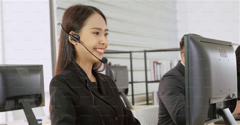 원격 고객 또는 동료를 지원하기 위해 사무실에서 일하는 헤드셋을 착용한 비즈니스 사람들 콜센터 텔레마케팅 고객 지원 상담원은 전화 화상 회의 서비스를 제공합니다 사진