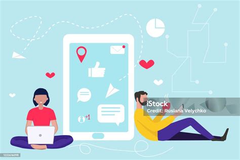 예쁜 여자는 그녀의 노트북에 앉아 배경에 소셜 미디어에 대한 전화와 아이콘과 남자와 채팅 데이트 응용 프로그램 및 가상 관계 플랫 벡터 그림입니다 Brand Name
