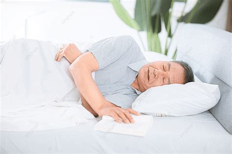 睡眠白天老人室內睡覺攝影圖配圖背景圖 健康作息 生活規律 疲憊背景圖片免費下載