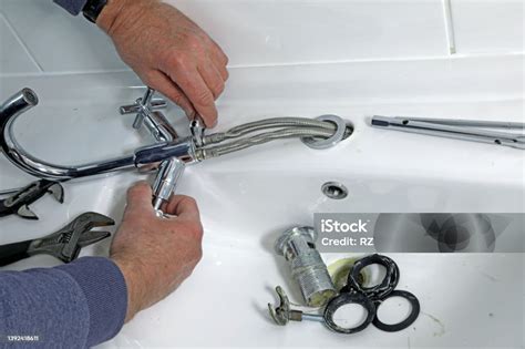 세면대에서 오래된 수도꼭지 수도꼭지와 폐기물을 제거하는 배관공 Diy에 대한 스톡 사진 및 기타 이미지 Diy 가정용 장비