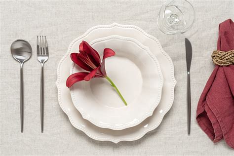 축제 테이블 설정 베이지 플레이트 칼 붙이 부르고뉴 린넨 냅킨과 부르고뉴 백합 베이지 색 린넨 식탁보 위에서보기 0명에 대한 스톡 사진 및 기타 이미지 Istock