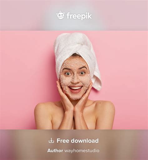 Портрет красивой женщины нежно трогает щеки имеет обнаженные плечи гладкую здоровую кожу