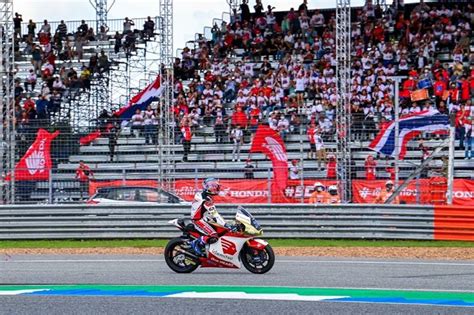 แฟนคลับแห่รับกึกก้อง “ก้อง สมเกียรติ” ฮีโร่ ผู้บันทึกประวัติศาสตร์นัก