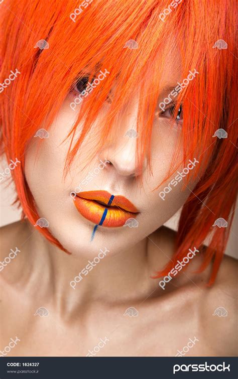 دختری زیبا با کلاه گیس نارنجی با لب های خلاقانه روشن 1624327