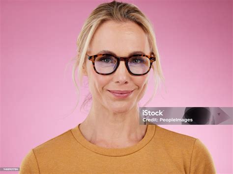 여자 안경 스타일 분홍색 배경에 초상화 스튜디오 배경과 행복 행복한 여성 모델 패션 안과 진료 및 안경테 화장품 미용 또는 렌즈 선택을 위한 안경 40 44세에 대한 스톡