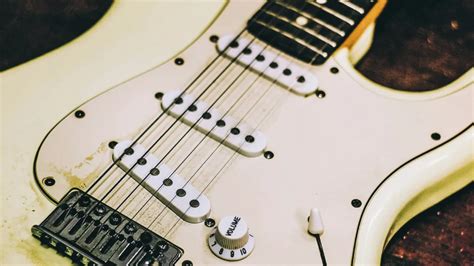 How Often Do Electric Guitar Strings Break Luminous Guitarist