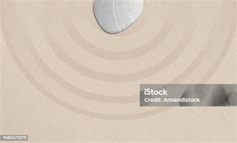 단순한 영적 패턴으로 모래 해변 질감에 돌을 쌓고 동심원에 자갈이 있는 일본 선 정원 모래 배경에 선 이름 카드 또는 배너를 위한 개념 디자인과 같은 선 평화의 상징에 대한