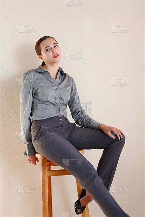 在工作室摆姿势的女孩素材 花瓣网